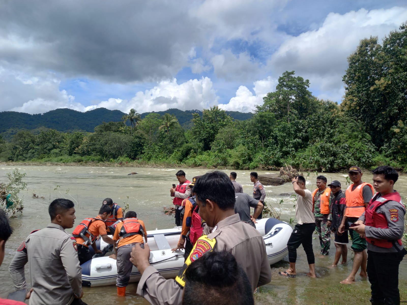 Dua Remaja Terseret Arus Sungai Brang Ene, Satu Masih Hilang - Radio Arki